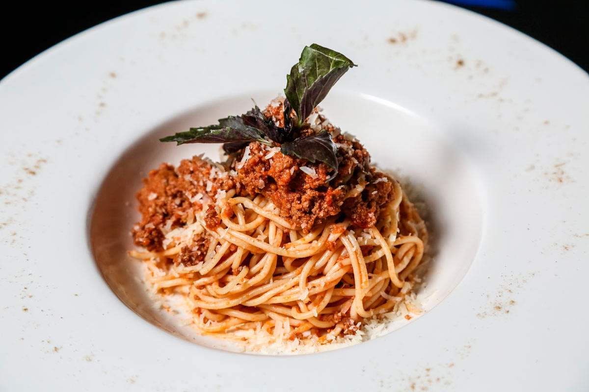 Spaghetti with meat sauce and Italian sausage: a rich and hearty recip ...